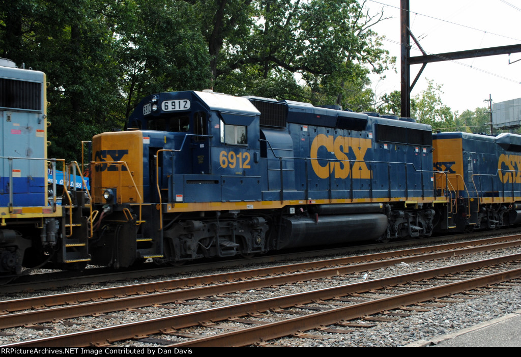 CSX GP40-2 6912 "Slug Mother" on Q438-01